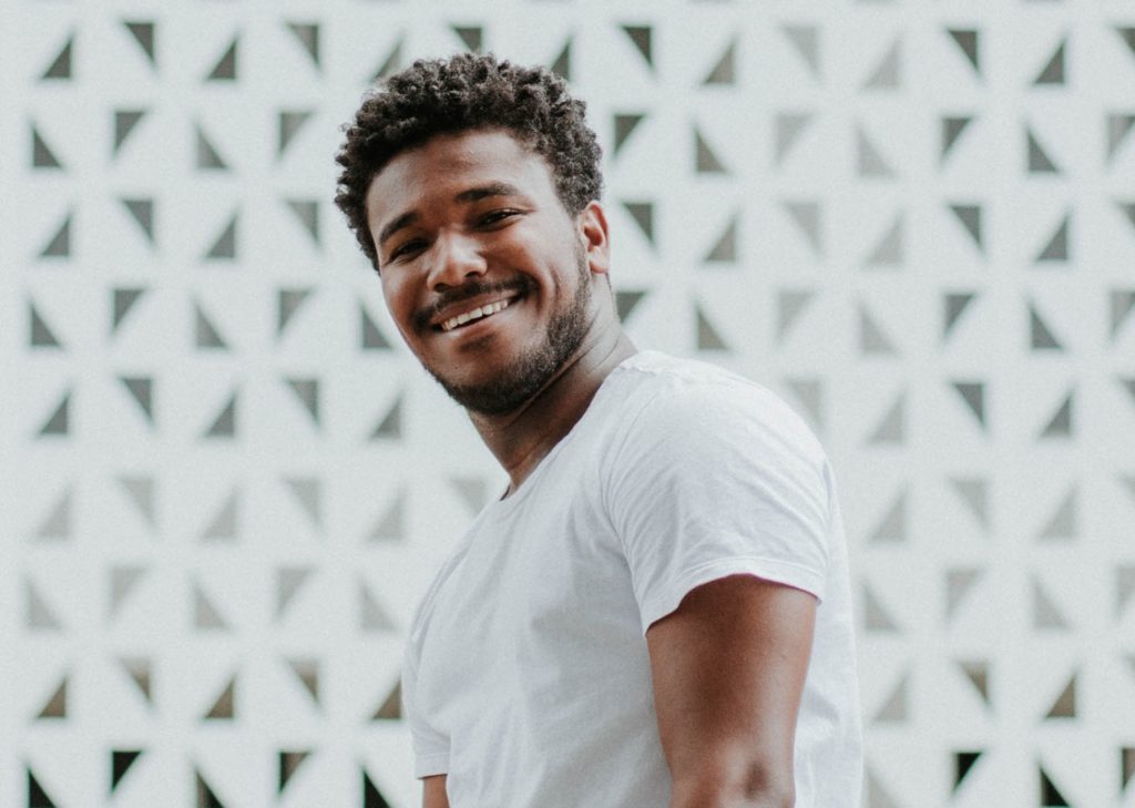 Cowok Kulit Gelap Susah Tampil Keren? Pilihan Warna Ini Buat Gayamu ...