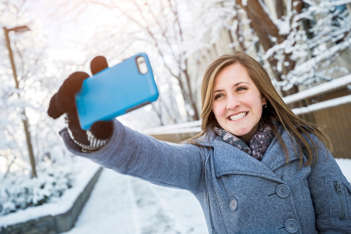 Tips Selfie yang Benar agar Tampil Maksimal! - Inspirasi Shopee