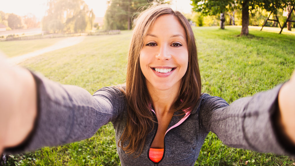 Tips Selfie yang Benar agar Tampil Maksimal! - Inspirasi Shopee