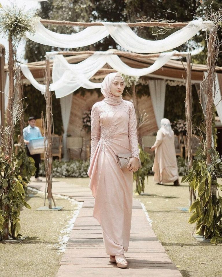 Tips Tetep Kece ke Kondangan dengan Outfit Pesta Muslimah - Inspirasi ... Tips Tetep Kece ke Kondangan dengan Outfit Pesta Muslimah - Inspirasi ...