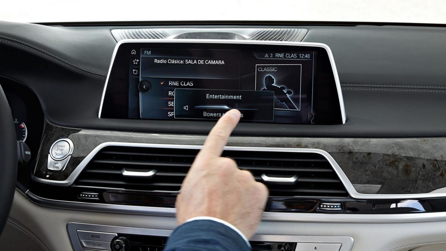 Rekomendasi Head Unit Terbaik 2021. Upgrade Kemampuan Mobil Kamu!