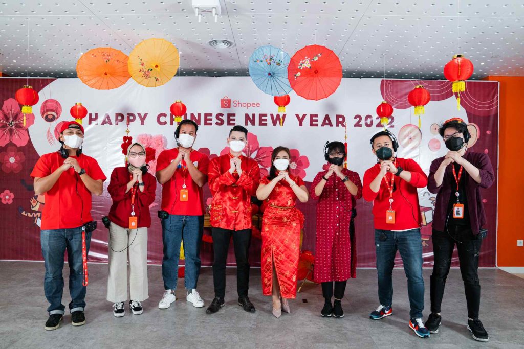 Shopee Tebar Angpau untuk Shopee Team di Perayaan Imlek 2022