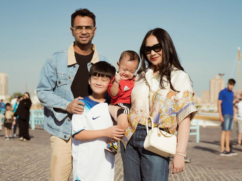 Sukses Besar di Shopee Live, Intip Yuk 5 Foto Keluarga Raffi Ahmad yang ...