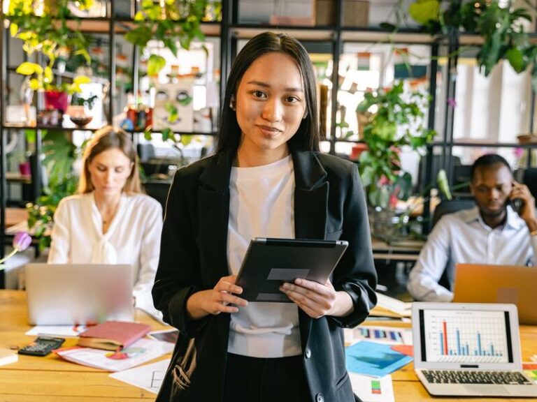 10 Panduan Smart Casual Outfit untuk Pria dan Wanita - Inspirasi Shopee