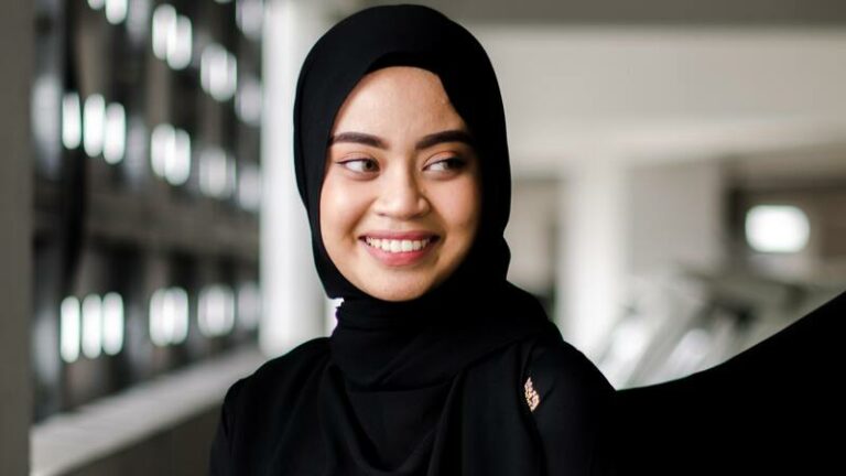 10 Warna Kerudung yang Cocok untuk Baju Hitam - Inspirasi Shopee