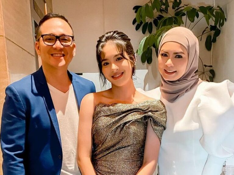 10 Potret Zee JKT48 Bareng Ayah dan Keluarga, Kompak Banget! - Inspirasi Shopee