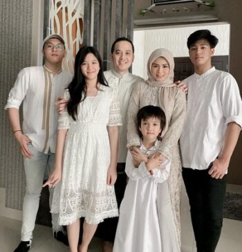 10 Potret Zee JKT48 Bareng Ayah dan Keluarga, Kompak Banget! - Inspirasi Shopee