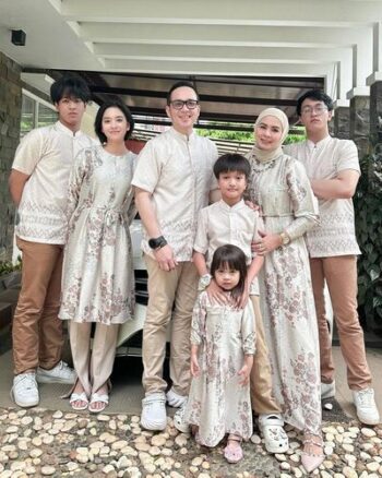 10 Potret Zee JKT48 dan Sang Kembaran, Akhmad Athir Ar-Raafi - Inspirasi Shopee