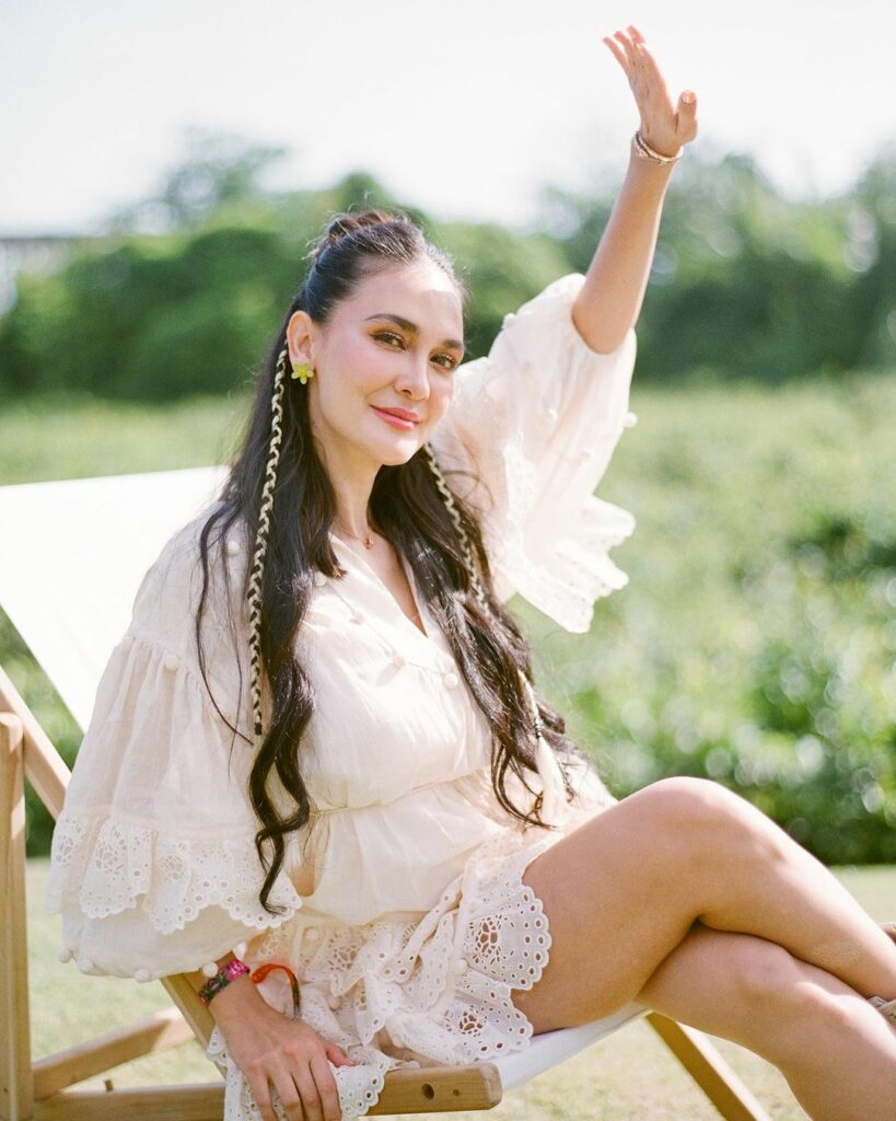 10 Foto Luna Maya Si Seleb Multitalenta, Stylish Banget! - Inspirasi Shopee