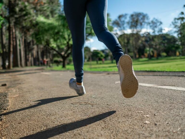 15 Sepatu Running Terbaik untuk Lari, Bisa Pria dan Wanita! - Inspirasi ...